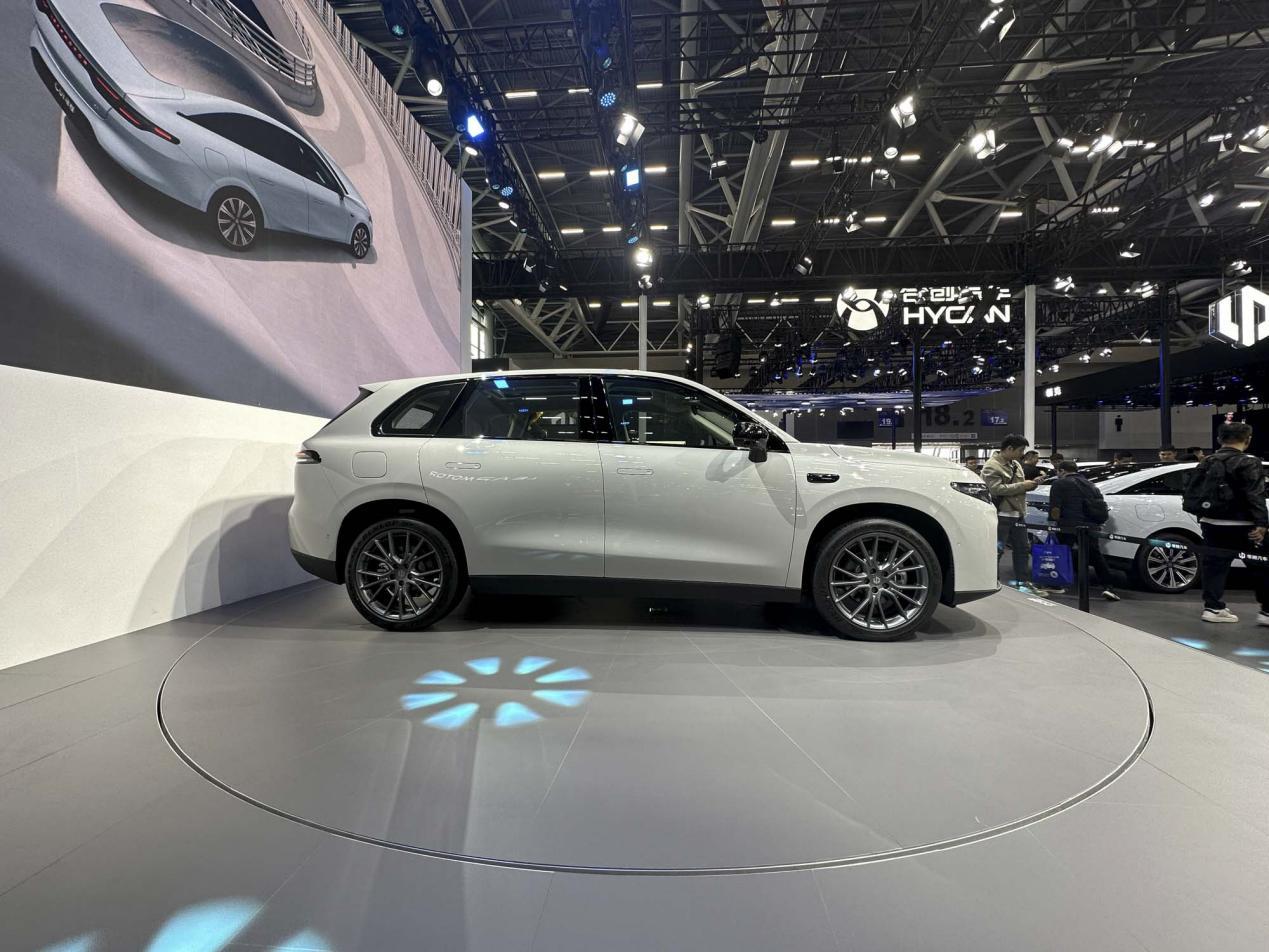 真卷！零跑C10亮相广州车展，配800V+4C快充！_易车