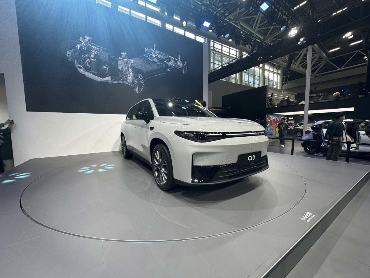 真卷！零跑C10亮相广州车展，配800V+4C快充！_易车