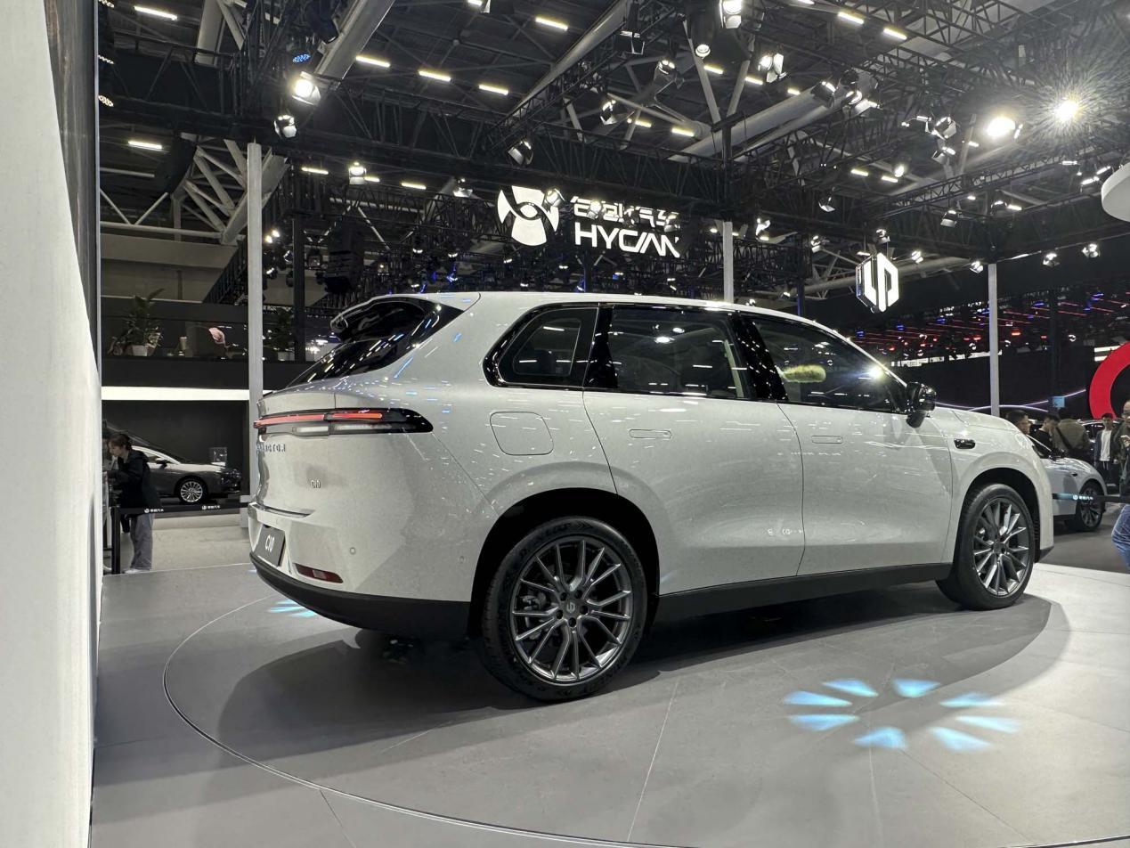 真卷！零跑C10亮相广州车展，配800V+4C快充！_易车