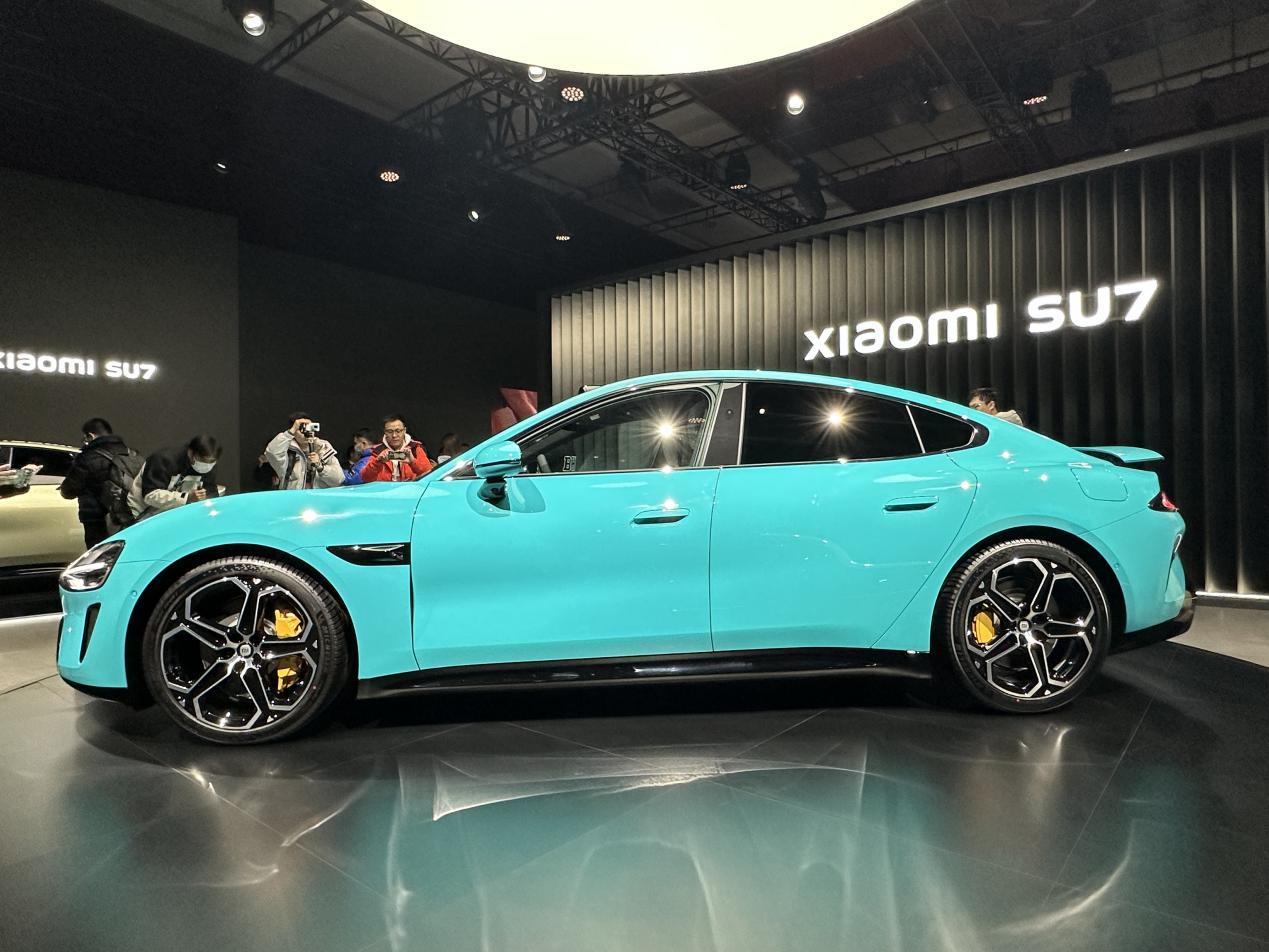 小米SU7采用了无边框的后视镜新车最值得一看的就是侧面设计_易车