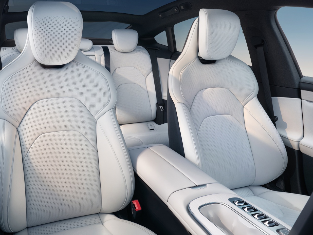 在这次发布会上终于见到了小米SU7的内饰_易车