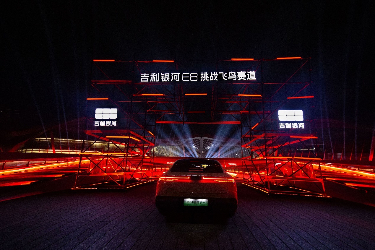 “真800V”不仅为吉利银河E8性能版带来极致的性能表现让其成为_易车