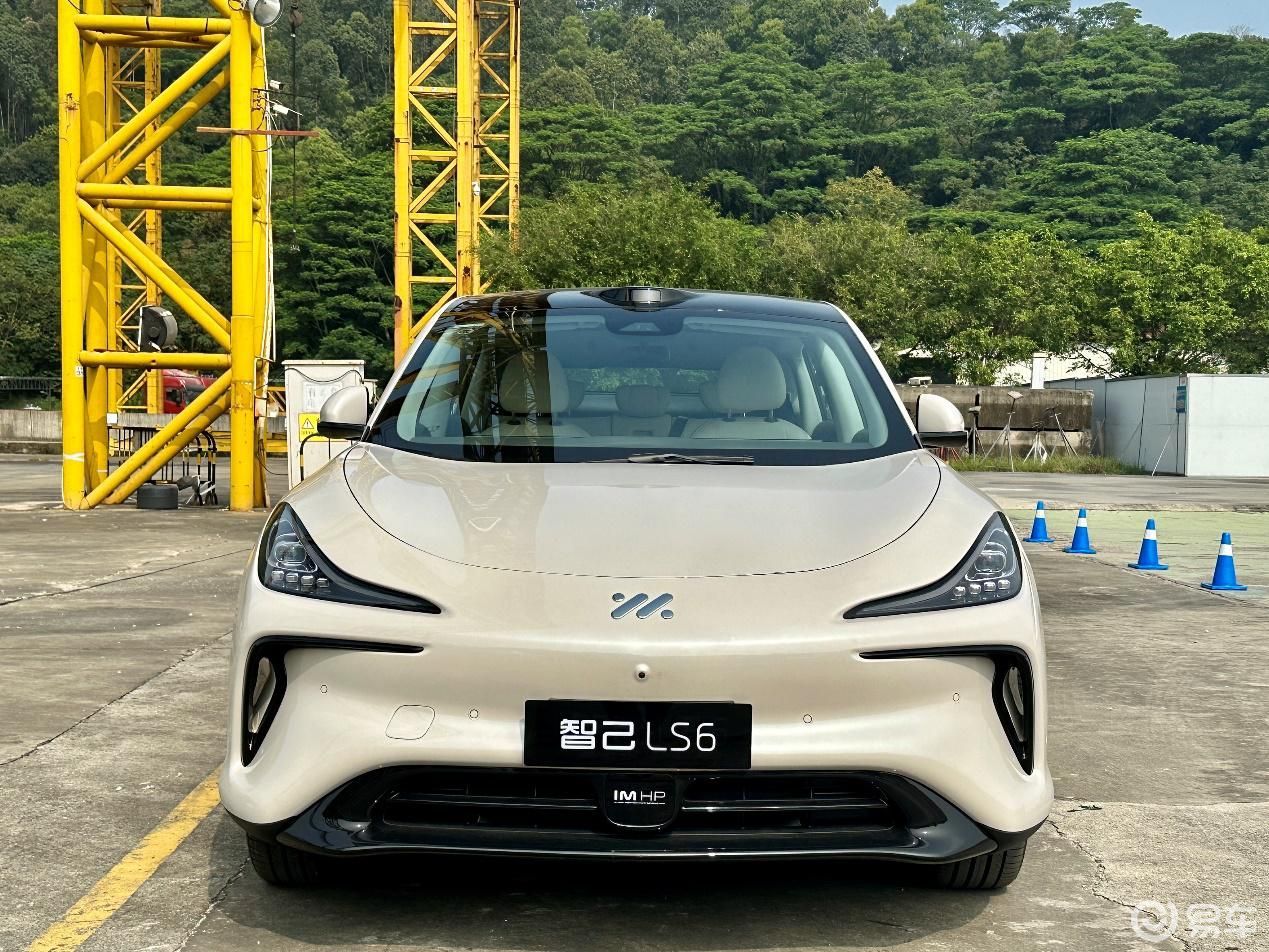 场地试驾智己LS6，20多万能带来怎样的刺激惊喜？_易车