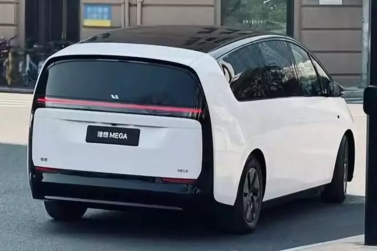 理想MEGA实拍 官方透露Max车型预计售价60万元以内_易车