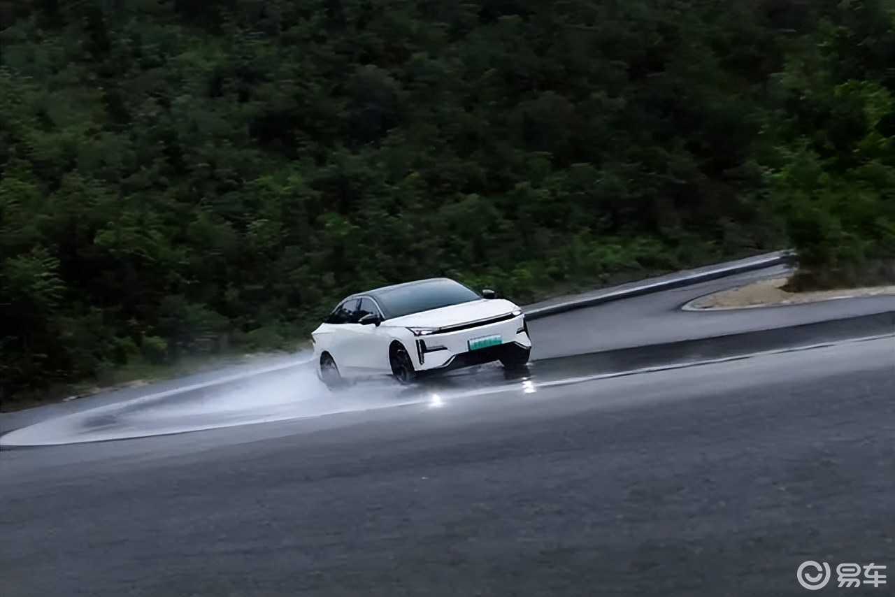 银河E8是基于吉利集团SEA浩瀚架构打造的已经诞生了10余款高性_易车