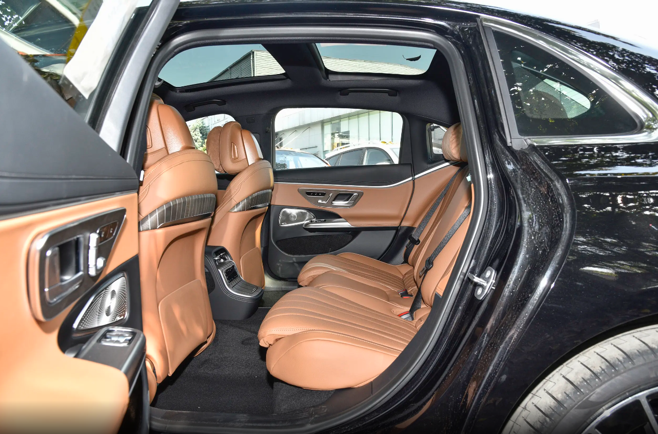 实拍奔驰E300L，轴距近3米1，配2.0T+三联屏内饰_易车