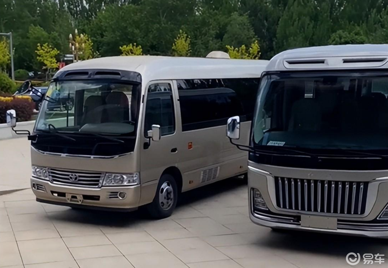 红旗QM7与考斯特同框，气场更强，配豪华座椅+办公桌_易车