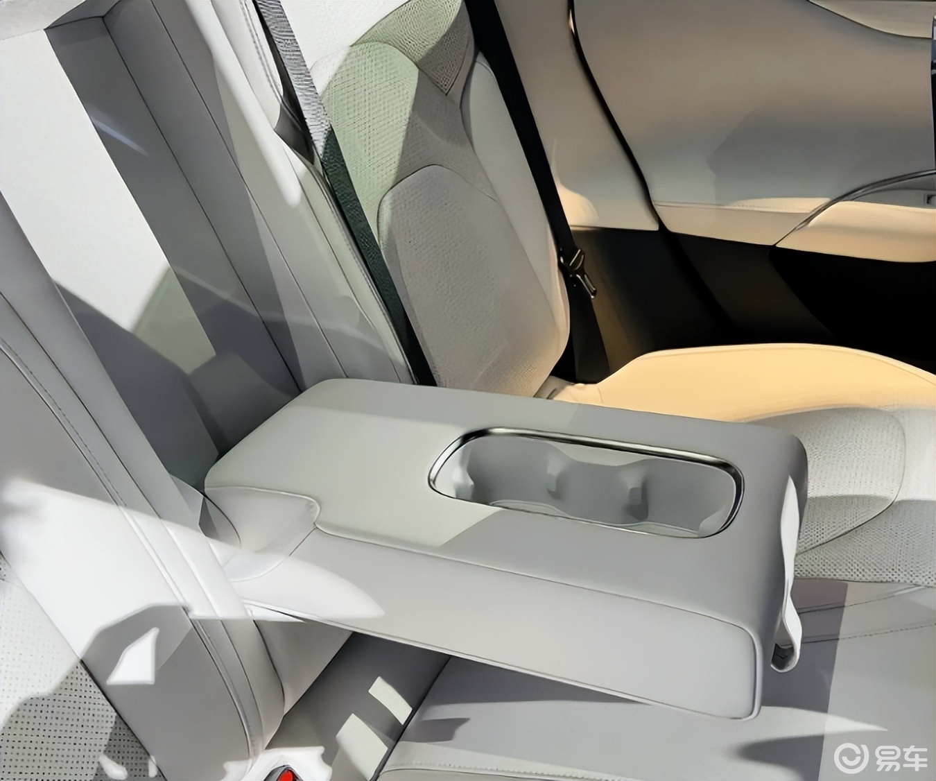 此前传出小米SU7后排空间不足的争议_易车
