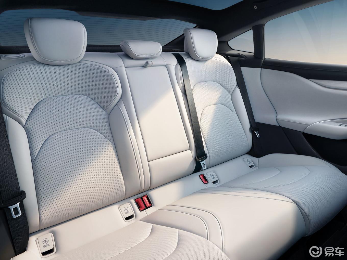 小米SU7的水滴头灯组包含4透镜12颗像素矩阵式ADB自适应大灯_易车