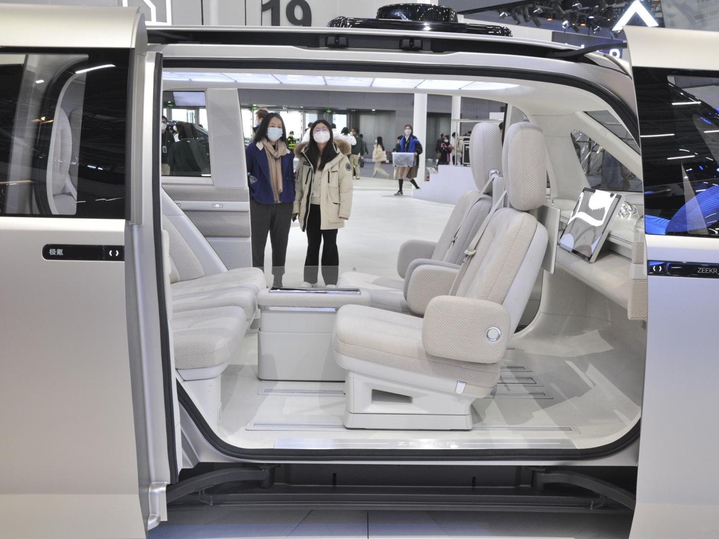 极氪CM2E谍照曝光，造型科幻圆润，车门开启方式独特_易车