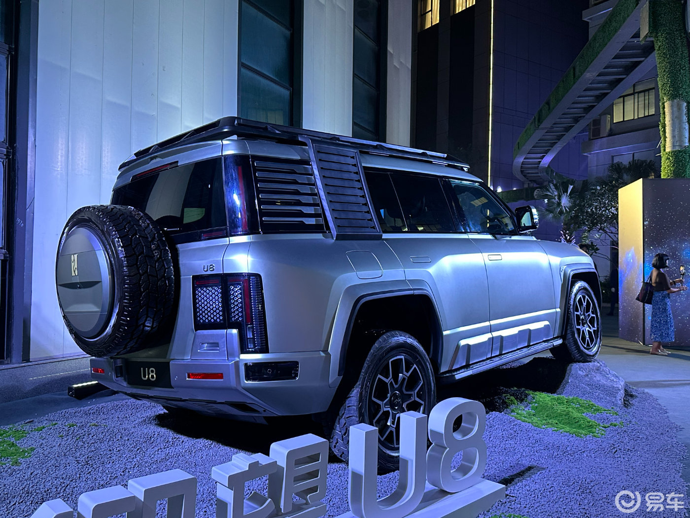 因此当仰望U8在120公里/小时的状态下突遇单轮爆胎由于四轮动力_易车