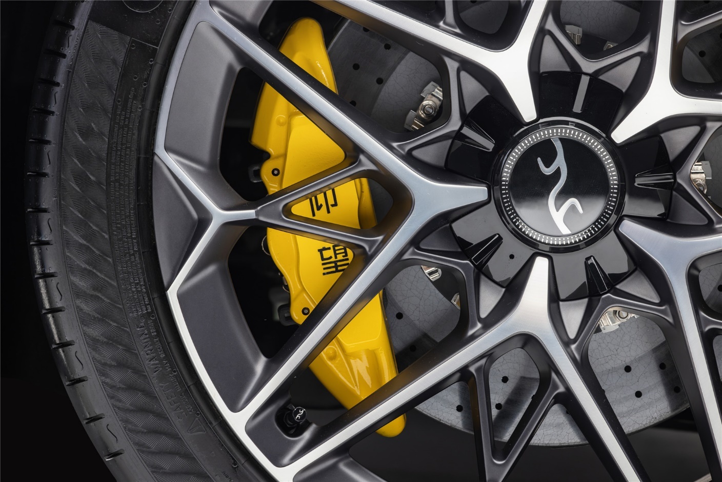 比亚迪仰望U7静态实拍，外观很战斗，性能更炸街_易车