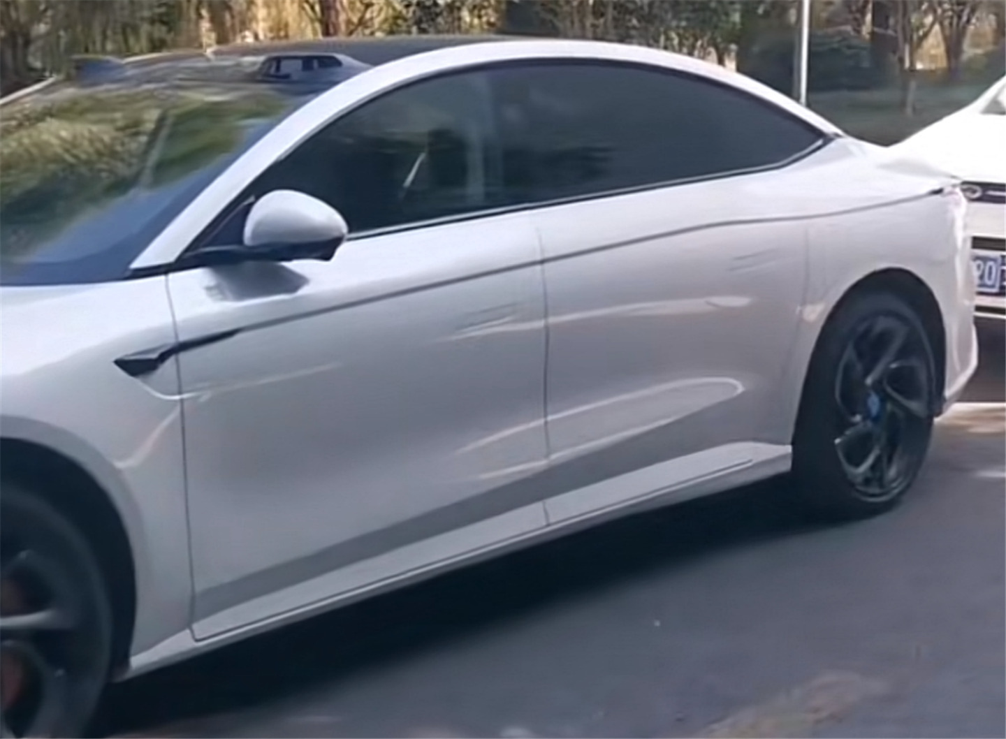 新款智己LS7实车亮相街头，外观内饰小改调整_易车