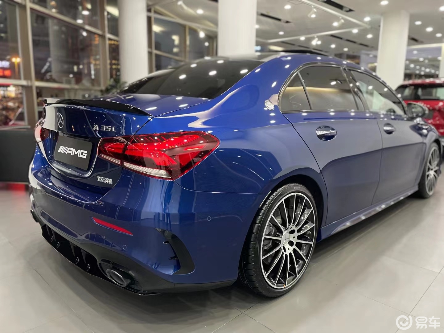 再一次拉低入门门槛，奔驰AMG A35L到店实拍_易车