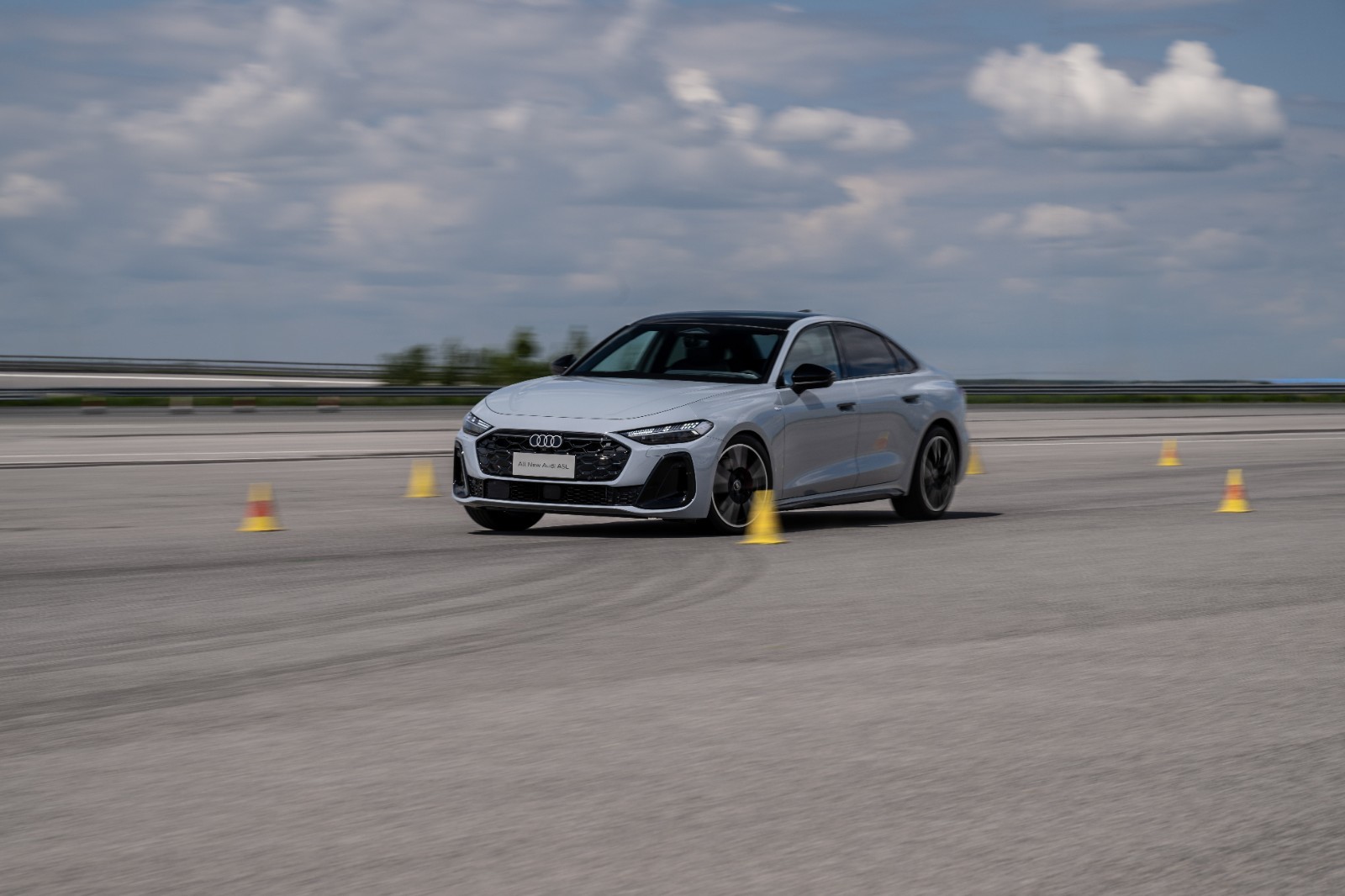 一汽奥迪A5L搭载E³ 1.2架构，智驾辅助全面升级_易车