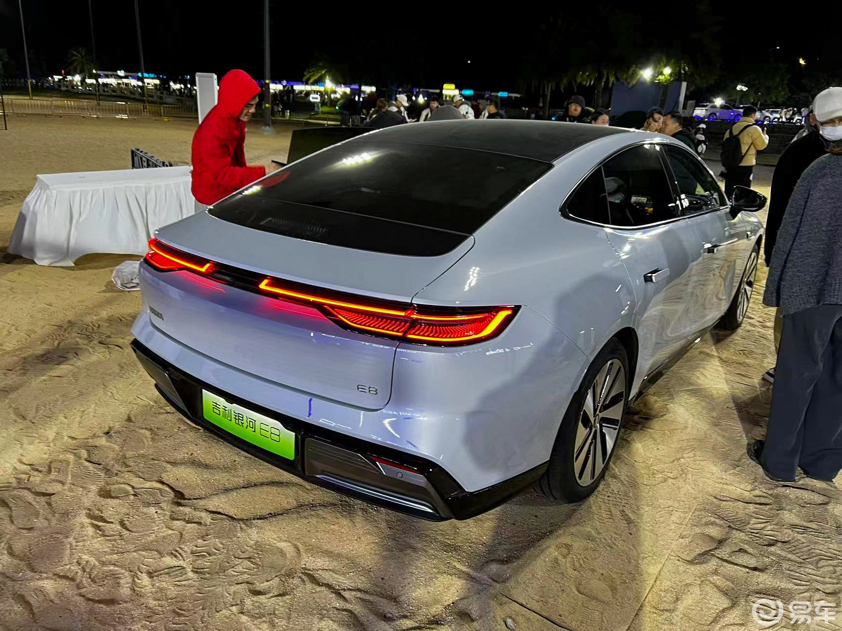 吉利银河E8的车尾采用了简洁的设计吉利银河E8的前排使用了隔音玻_易车