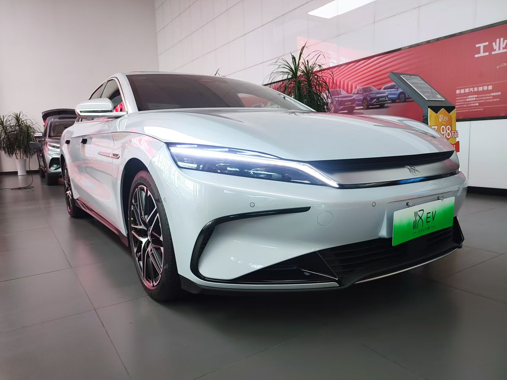 汉EV探店测评Dipilot300智驾系统引领未来出行_易车