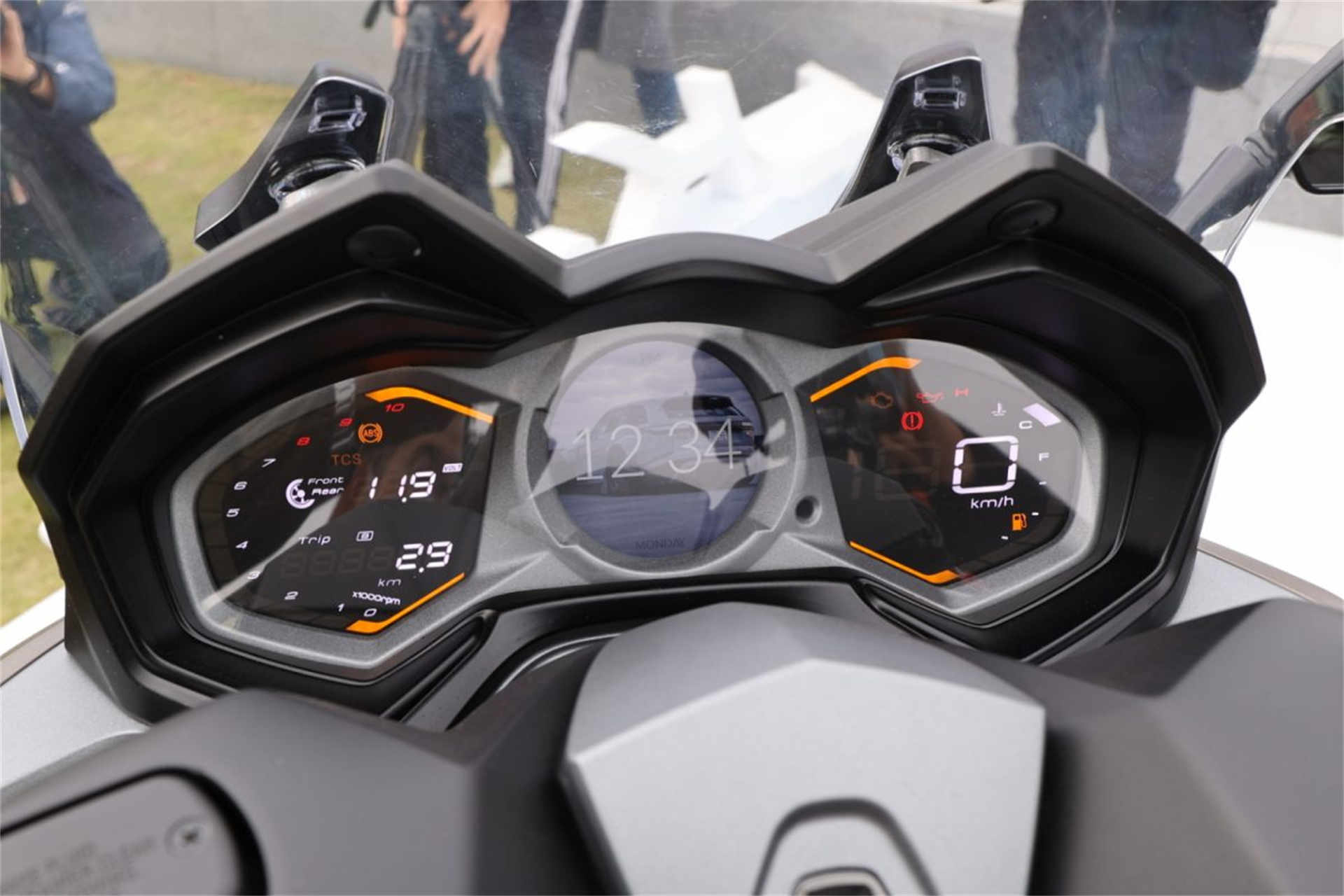 旗舰大踏板光阳AK550再进化 弯道ABS\TC加持_易车