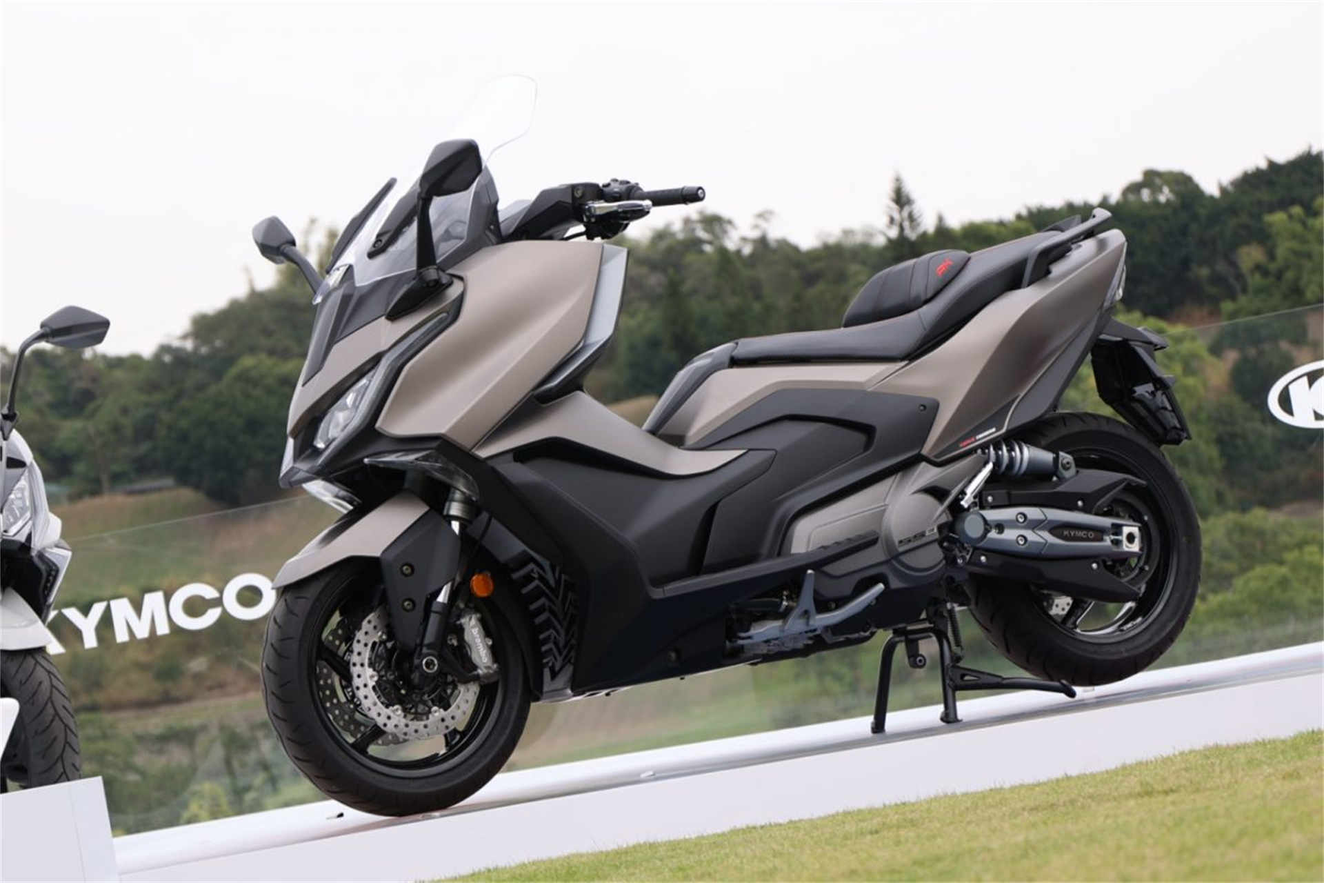 旗舰大踏板光阳AK550再进化 弯道ABS\TC加持_易车