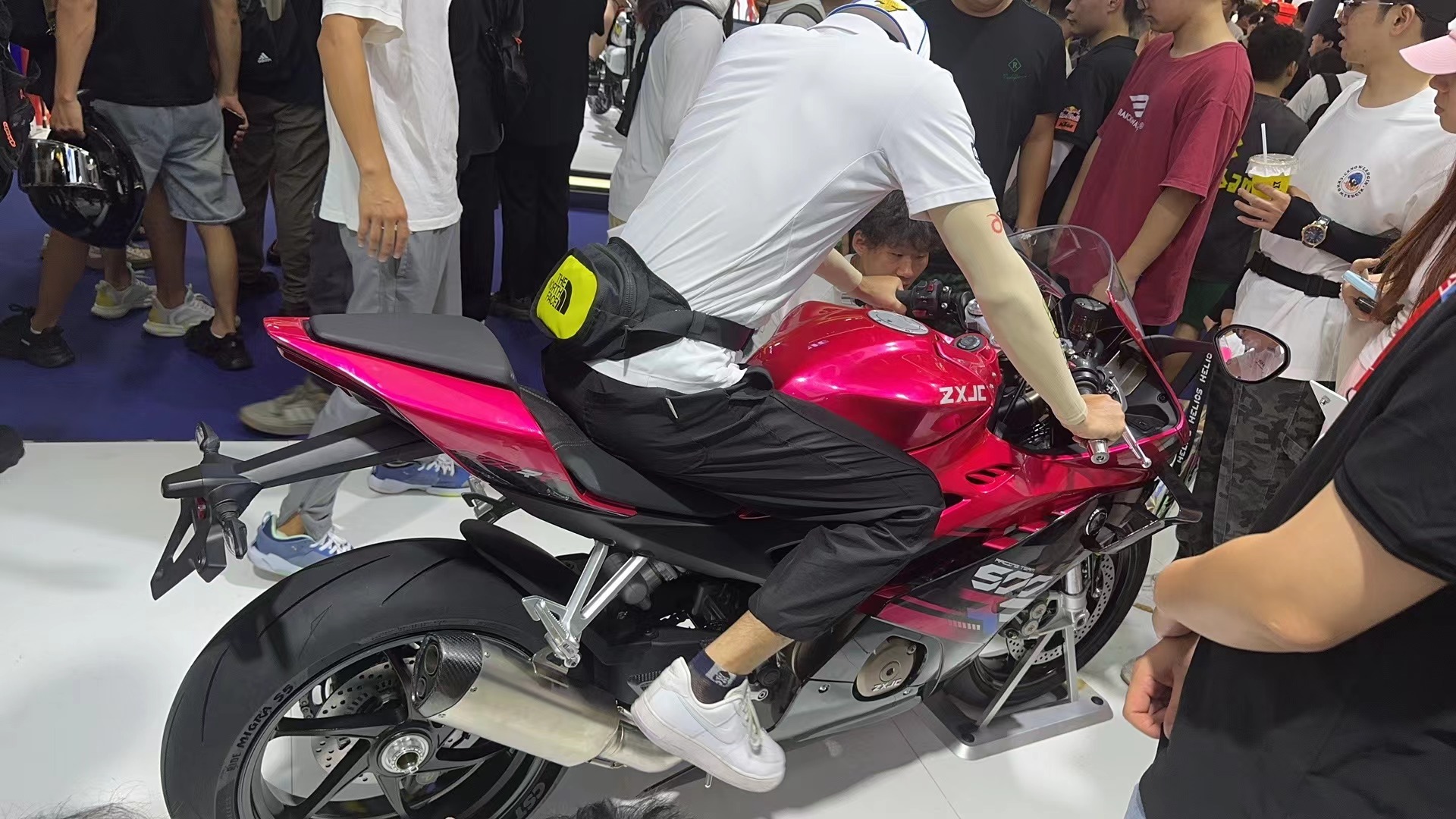 2024重庆摩展：张雪机车500RR亮相_易车