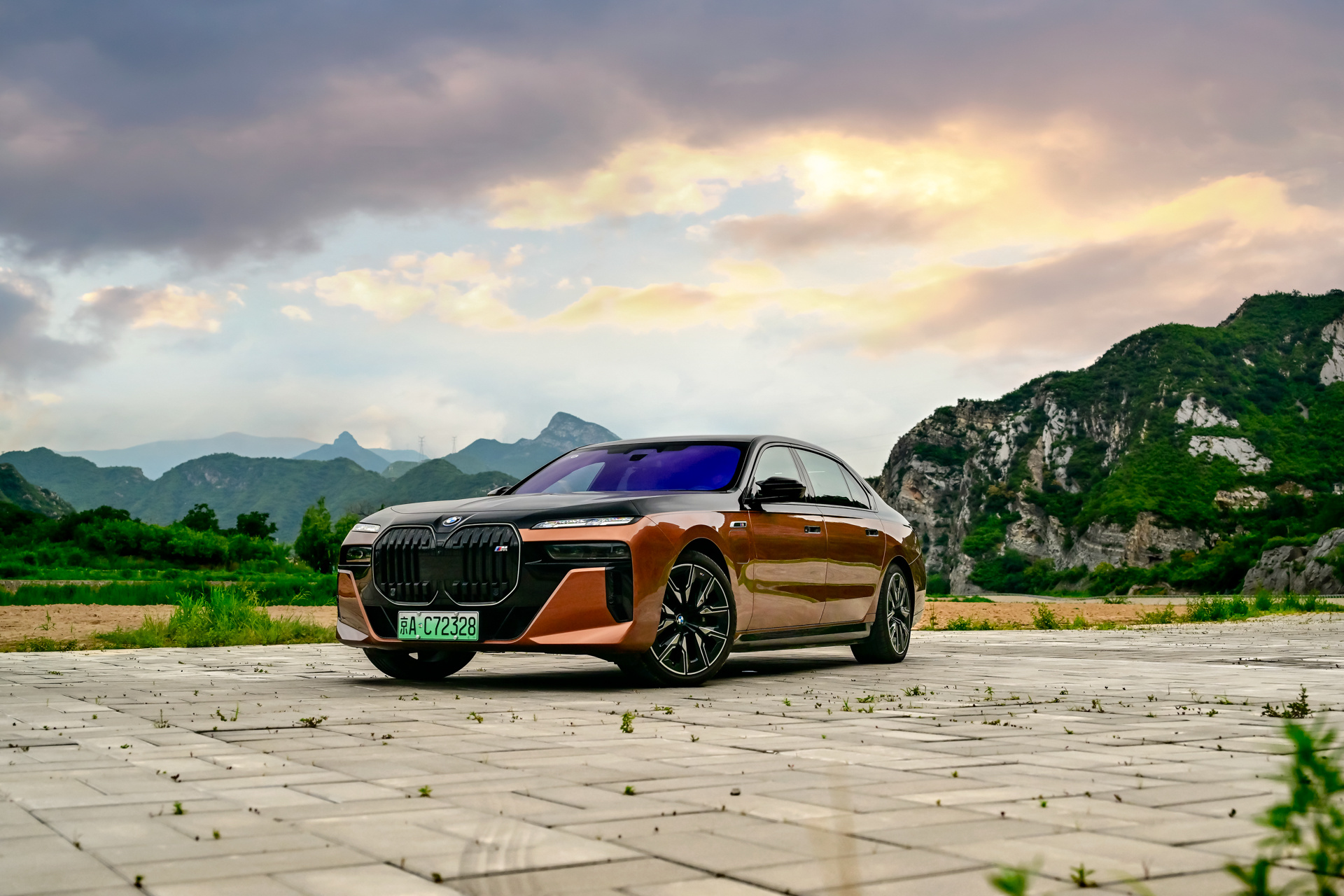 行政级轿车零百加速3.7秒！试驾宝马的旗舰i7 M70L_易车