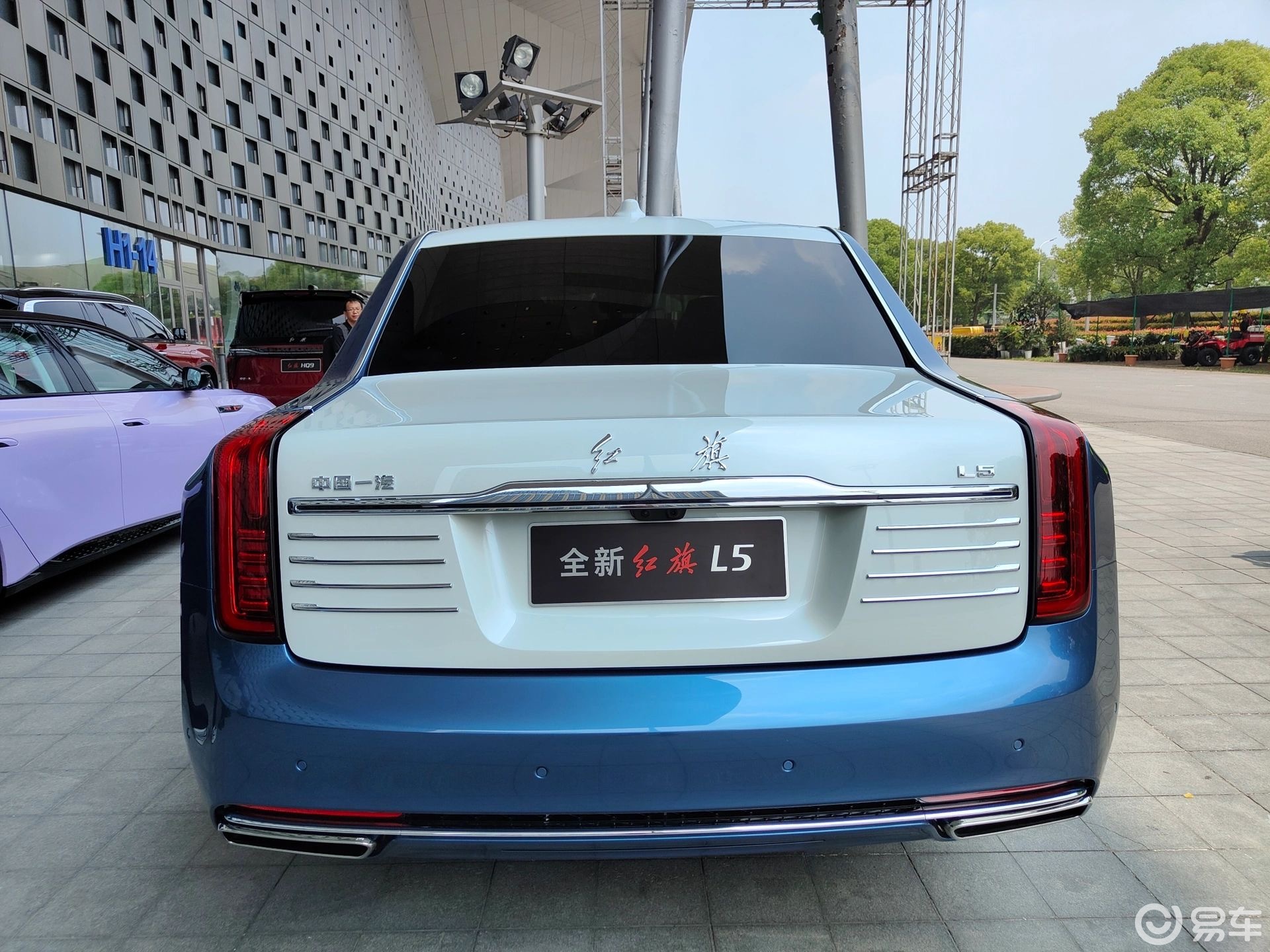 新一代红旗L5现身街头，长近6米+升降立标，搭V8动力_易车