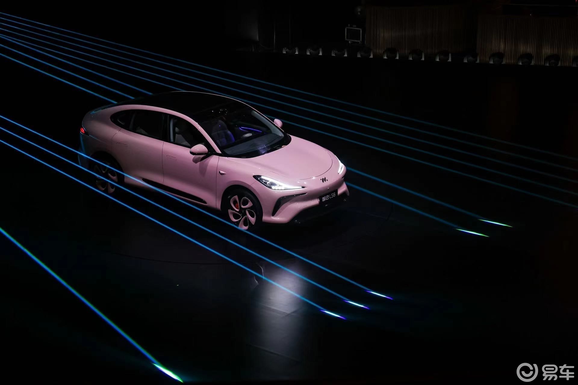 智己LS6拥有行业独创的雨夜模式、一键AI代驾、一键贴边、一键_易车
