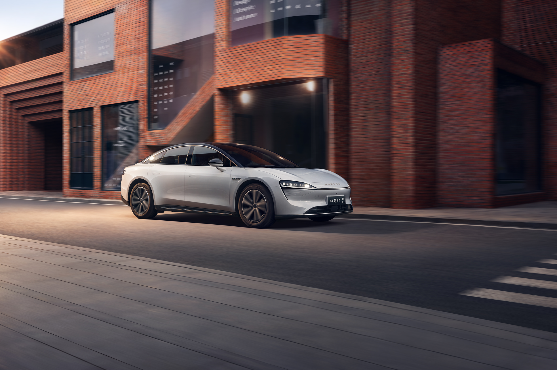 智界S7 Pro首配华为视觉智驾，800V快充续航无忧_易车