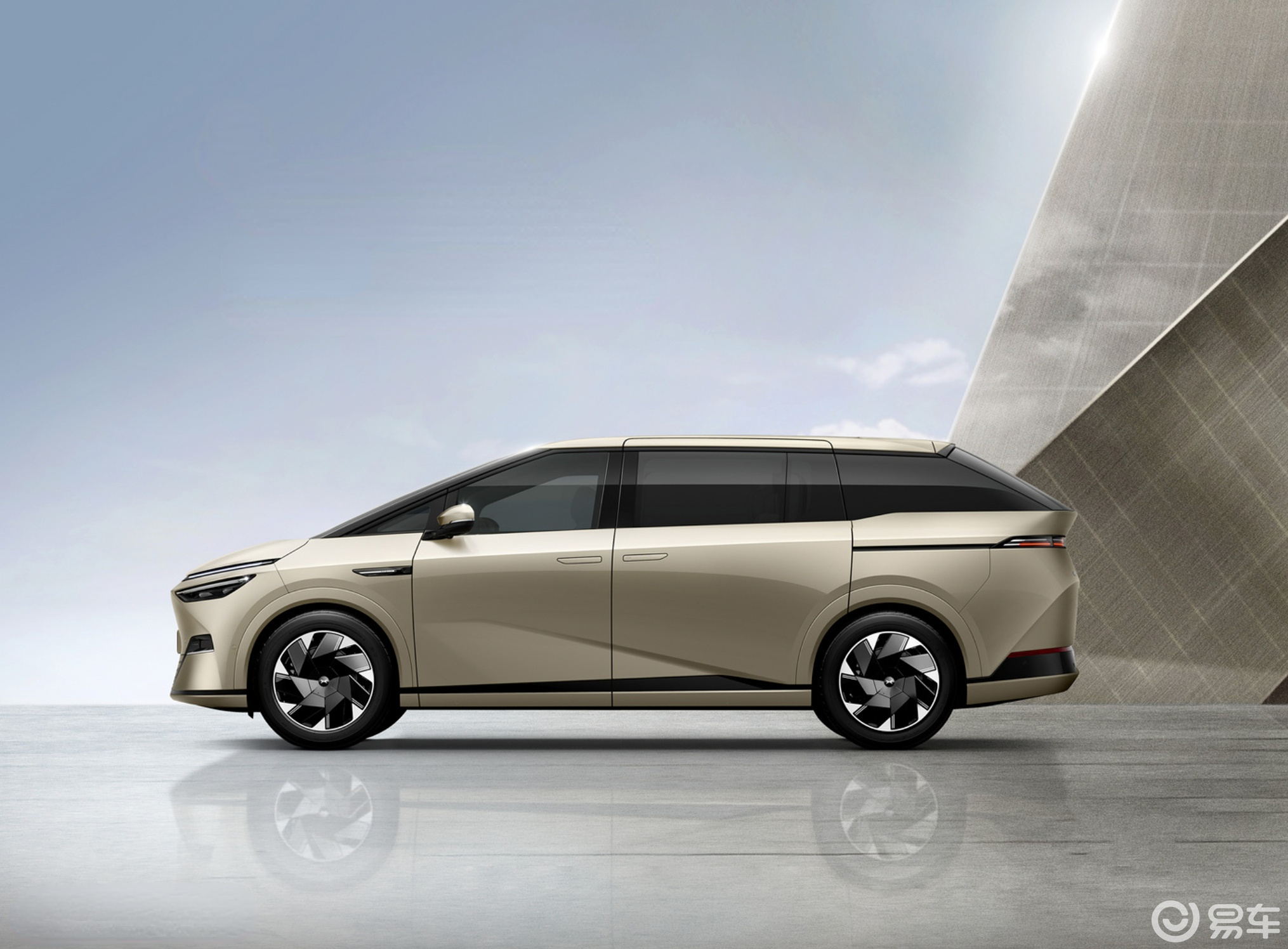 全新七座MPV小鹏X9刚刚上市，主打超长续航以及科技感_易车