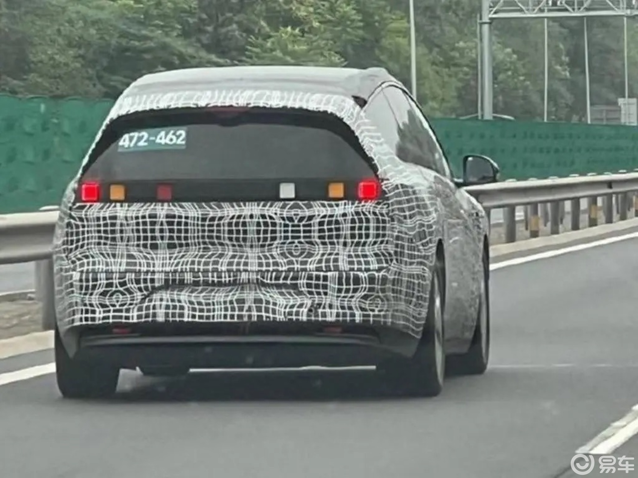 MEGA同款车尾！理想M8谍照曝光：纯电动力、明年上市_易车