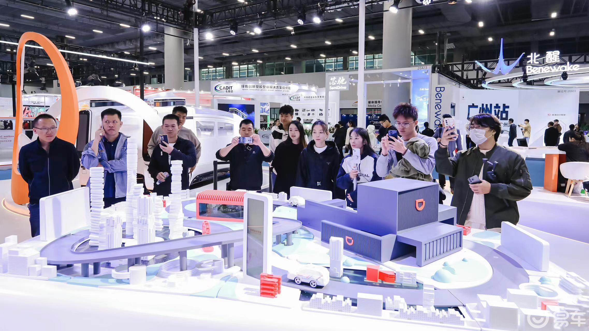 DiDi NEURON该车辆由滴滴自动驾驶孵化的卡尔动力公司与陕_易车