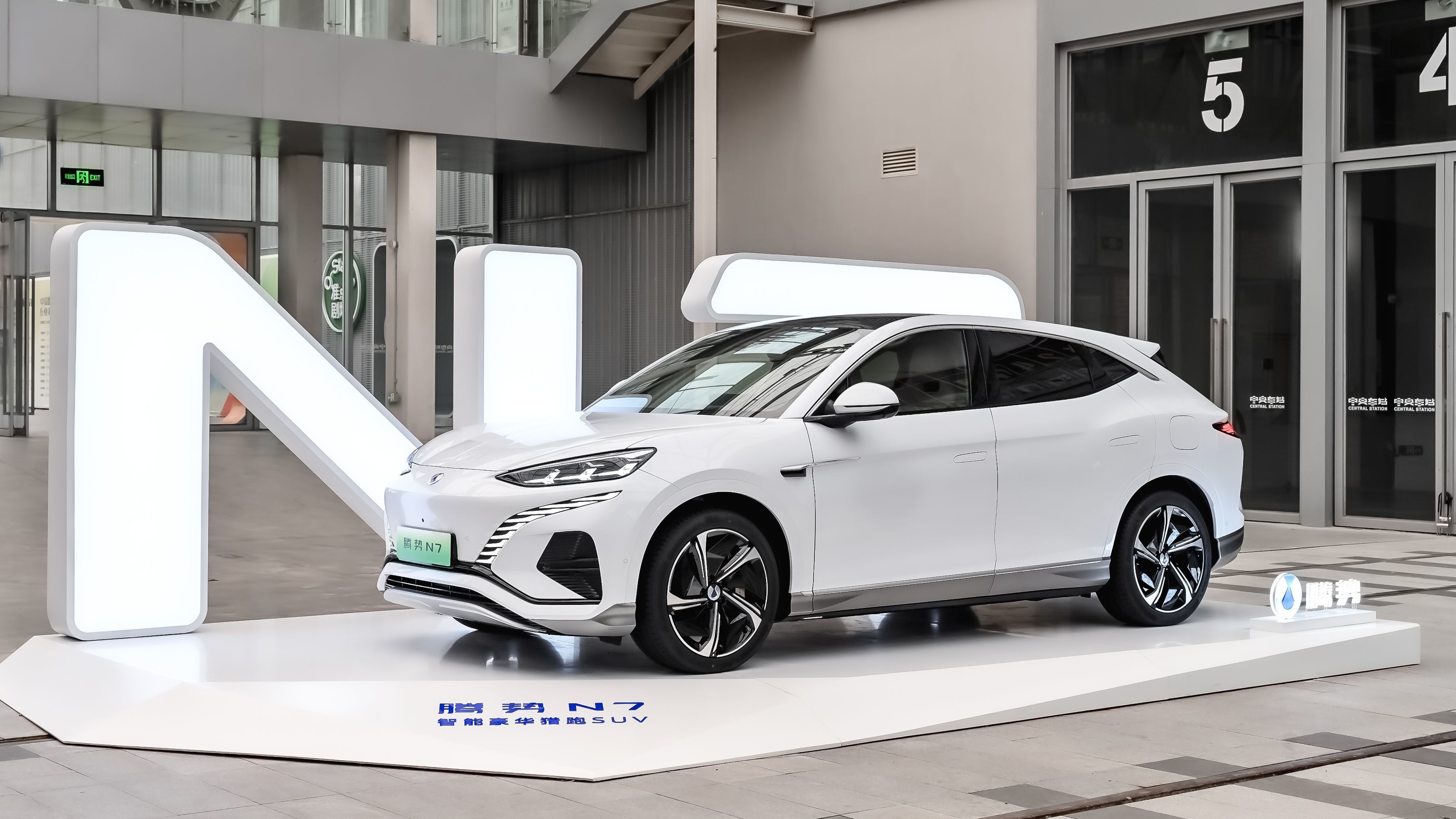 腾势N7豪华纯电SUV上市让顶配变标配，抢夺BBA市场！_易车