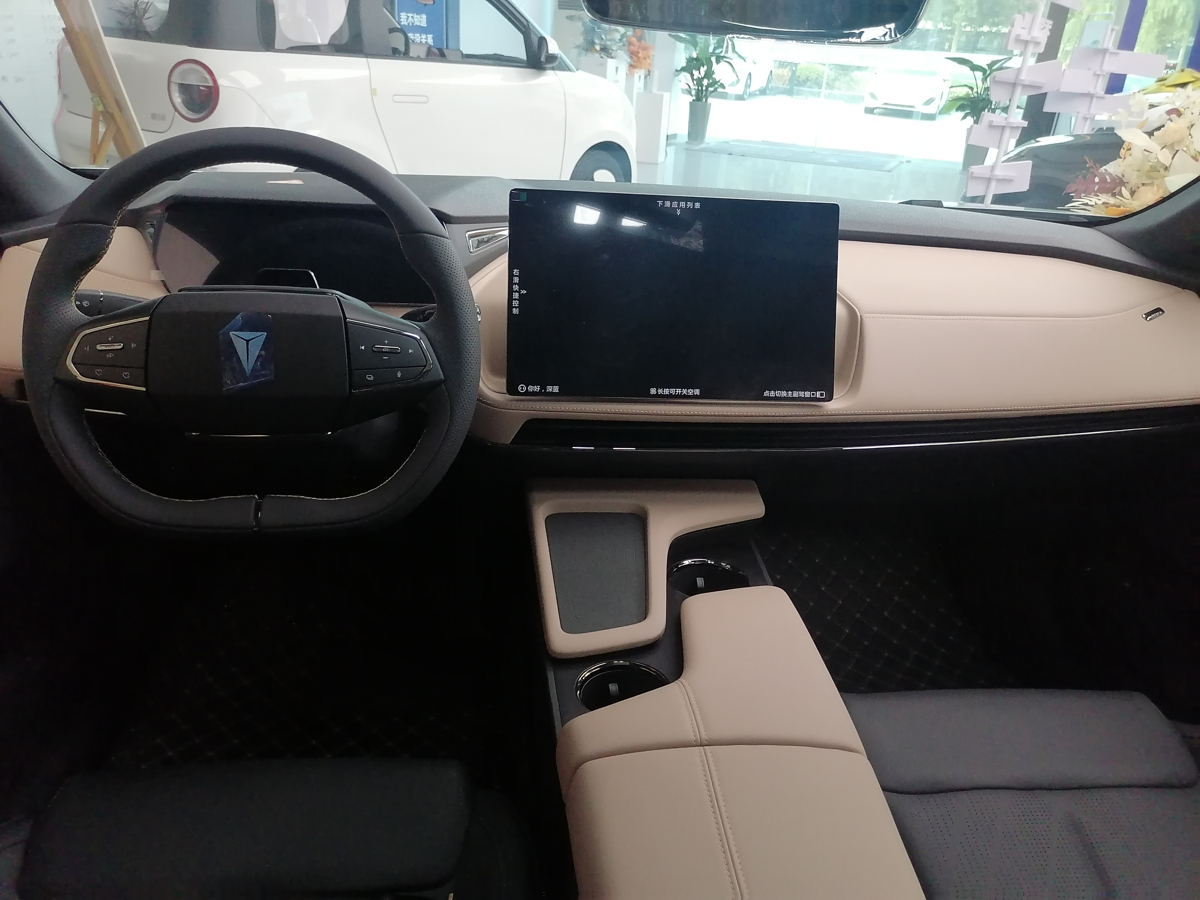 深蓝SL03到店，轴距2900mm，综合续航1200km_易车