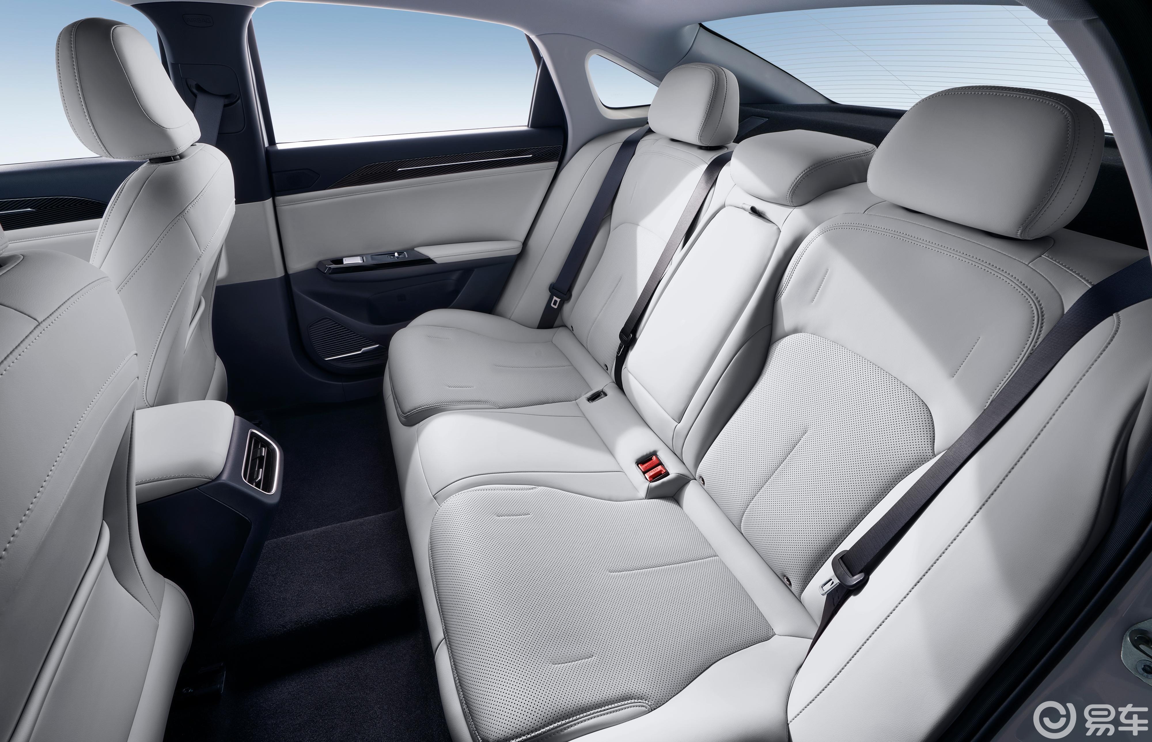 吉利银河L6发布内饰官图，预计三季度上市_易车