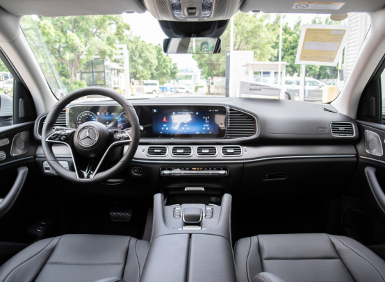 蔚来ES8以及后排6.6英寸的液晶屏幕用来单独控制后排的空调、灯_易车