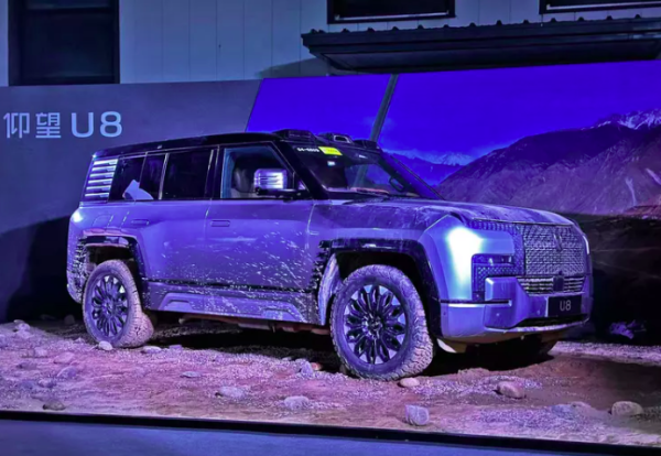 仰望U8在整车配置了38个高精度传感器结合车身各项状态参数_易车