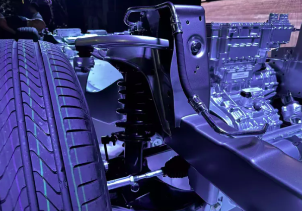 仰望U8在整车配置了38个高精度传感器结合车身各项状态参数_易车