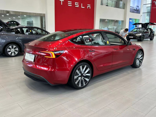 新款Model 3后驱版的电池容量从60kWh提升至66kWh后_易车