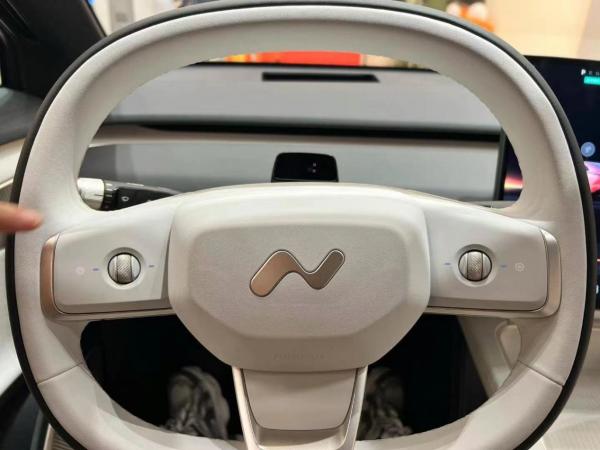 乐道L60方向盘则是一个半幅式方向盘_易车