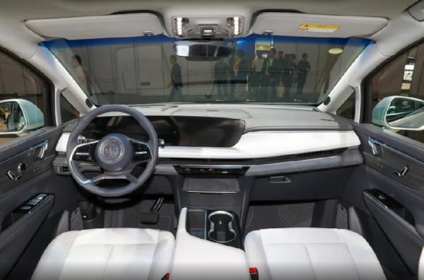 新款别克GL8为用户提供了15.6英寸的后排吸顶屏（仅顶配版支持_易车