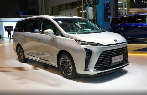 新款别克GL8为用户提供了15.6英寸的后排吸顶屏（仅顶配版支持_易车