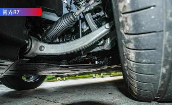 智界R7采用800V高压快充平台使用300kW以上的公共充电桩_易车
