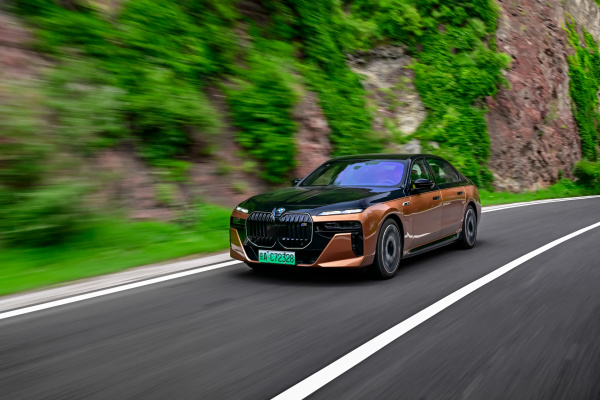 宝马i7BMW为i7搭载了自动驾驶辅助系统Pro_易车
