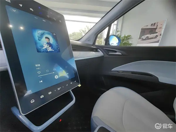 哪吒AYA采用8核心7纳米车规级MT8675芯片实际测试语音控制_易车