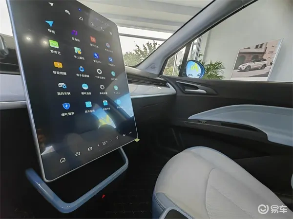 哪吒AYA采用8核心7纳米车规级MT8675芯片实际测试语音控制_易车