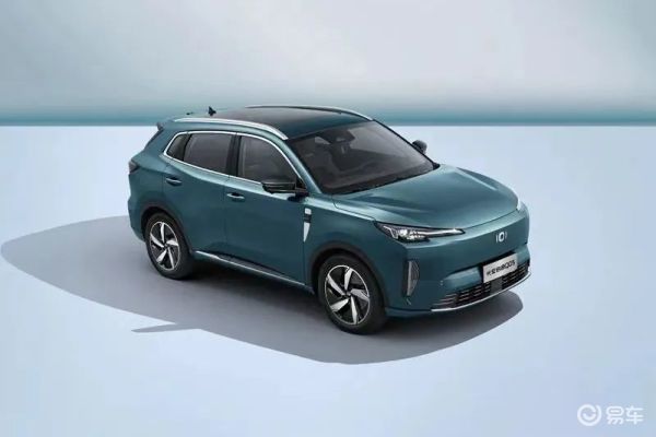 长安启源Q05黑化的后视镜搭配星辰蓝车漆颜色也营造出不错的运动感_易车