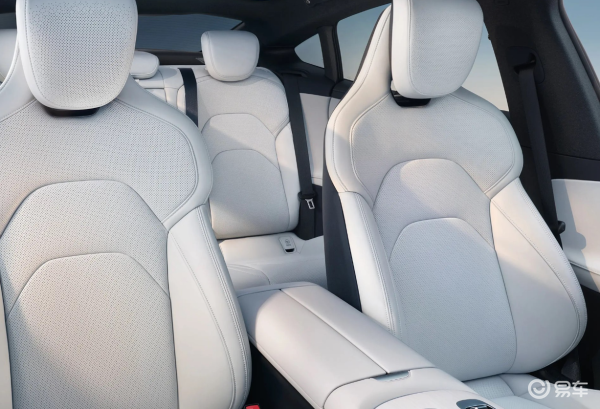 小米SU7标准版还搭载了全景天幕、前排座椅加热/通风/记忆、后排_易车