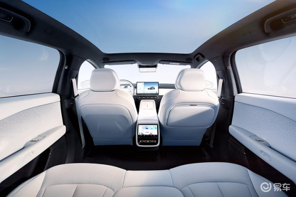 小鹏P7+同时后排座椅配置也是相当出色_易车