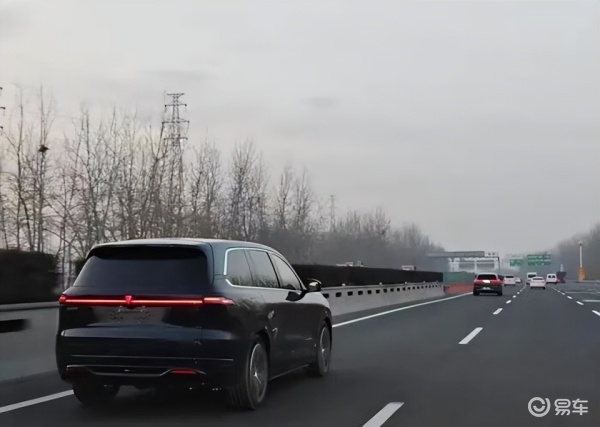 深蓝S09将提供流光银、月岩灰、天河蓝、苍穹黑以及一款酒红色车身_易车