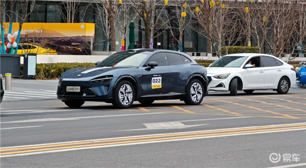 小米YU7电池从三元锂电池改为了来自比亚迪的磷酸铁锂电池_易车